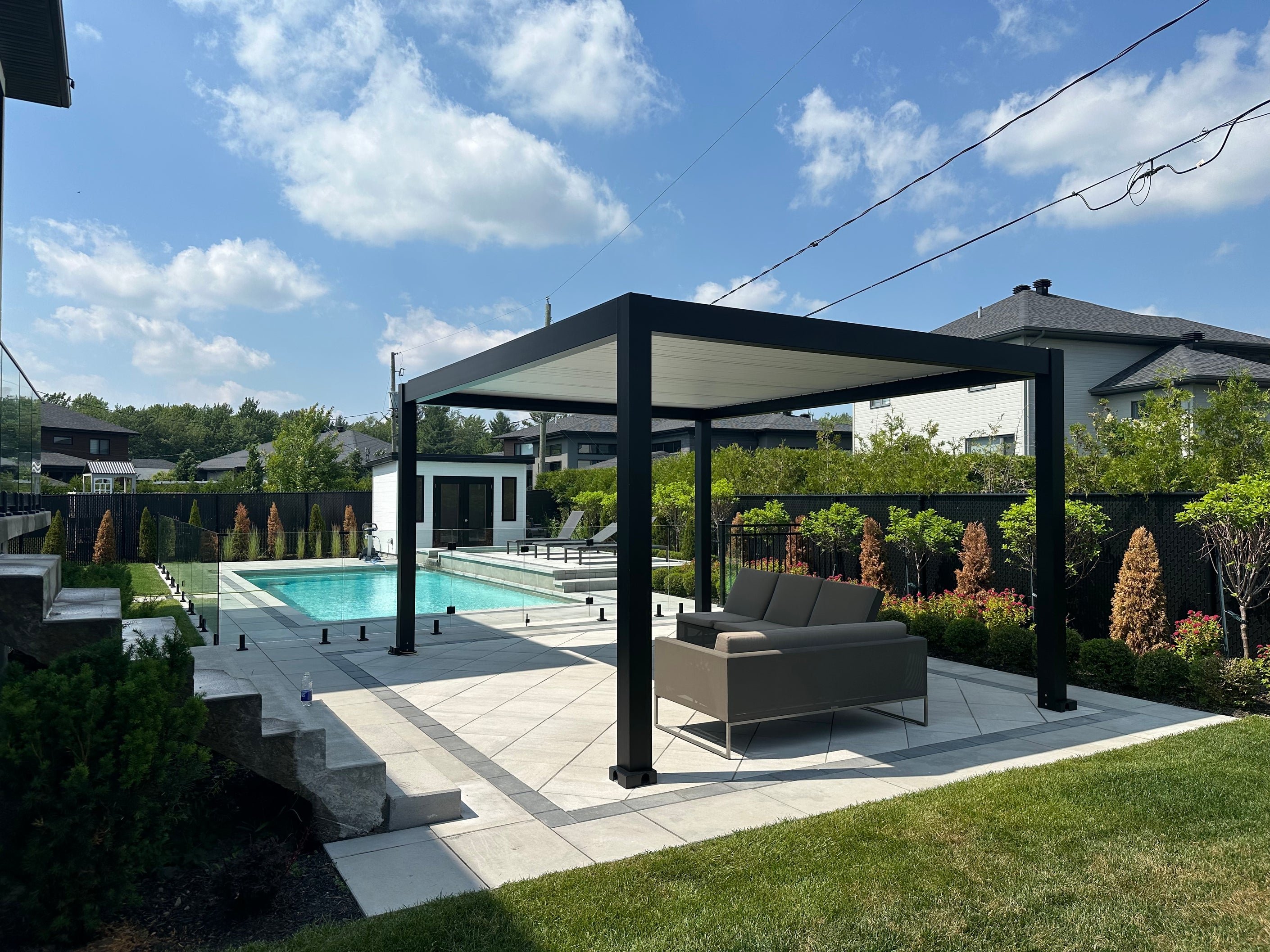 Pergola de style "Pool House" – Blainville, QC – Pergolas Signature
